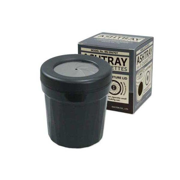 ダルトンの灰皿になります。洗練されたデザインでインテリア雑貨から小物まで幅広いラインナップを誇るDULTON。電子タバコに最適な面白い灰皿です。上部を回すことで開口部が開閉する仕組みになっています。反時計回りいっぱいに回すことで蓋を取り外せ...