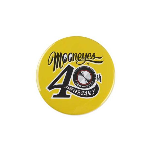 ムーンアイズのマグネットです。ムーン・オブ・ジャパンが４０周年を迎えたカスタムブランド、MOONEYES。コチラは４０周年記念缶マグネットです。飾って使える缶バッチのようなマグネットです。ムーンディスクが登場するアニバーサリーデザイン。デザ...