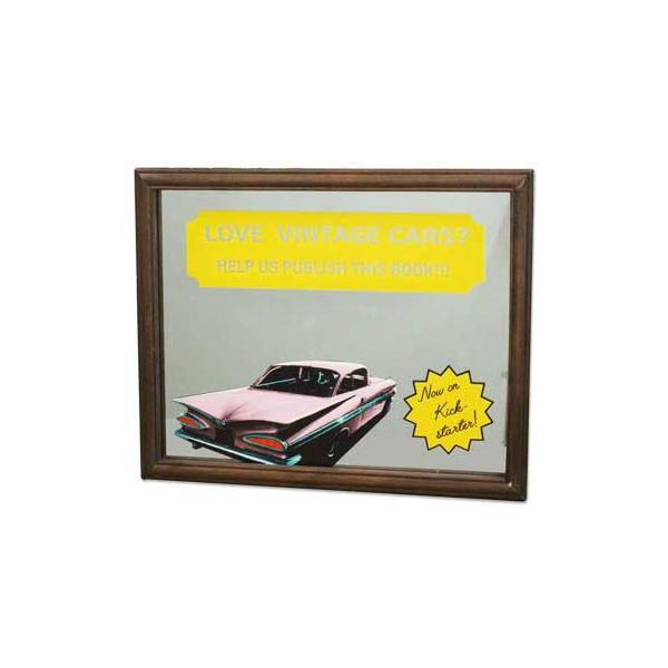 パブミラーになります。ビンテージライクなウッドフレームがオシャレなパブミラーです。オールドアメリカンな雰囲気がステキでしょう！アメ車のバックショットをが登場するガレージ系デザイン♪背面の治具を使って壁に掛けたり、立て掛けるのもイイでしょう。...