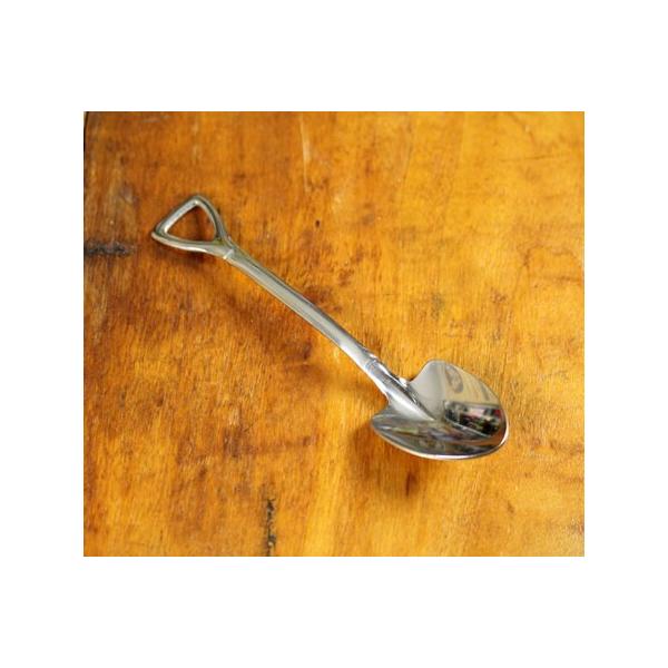 シャベル型のスプーンになります。工事現場やガーデニングで活躍しているシャベルがミニスプーンになって登場！単なるオモシロアイテムに思えますが日本の洋食器製造会社が作ったMADE IN JAPANです♪コーヒタイムやデザートスプーンとしてイイで...