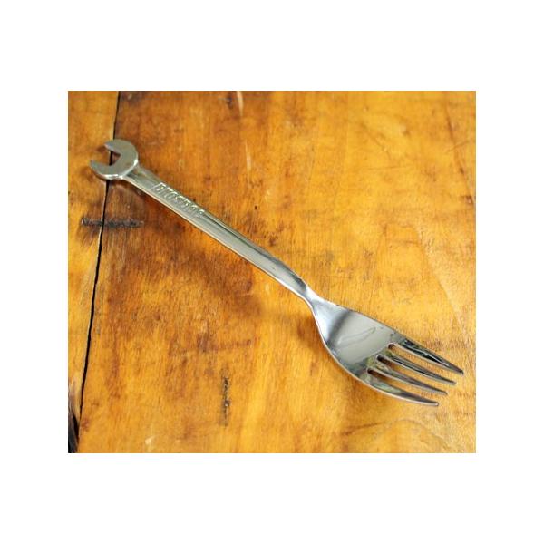 レンチ型のフォークになります。持ち手部分がレンチ型になっている面白いフォークです。ジョークアイテムだと思われがちですが、実は洋食器の加工を専門とする日本企業の製品でMADE IN JAPANです！持ち手部分の湾曲具合や皿部分とのバランスなど...