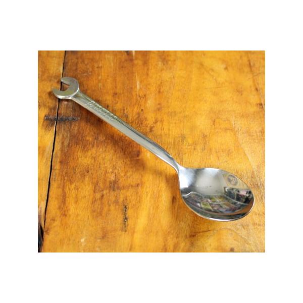 レンチ型のスプーンになります。持ち手部分がレンチ型になっている面白いスプーンです。ジョークアイテムだと思われがちですが、実は洋食器の加工を専門とする日本企業の製品でMADE IN JAPANです！持ち手部分の湾曲具合や皿部分とのバランスなど...