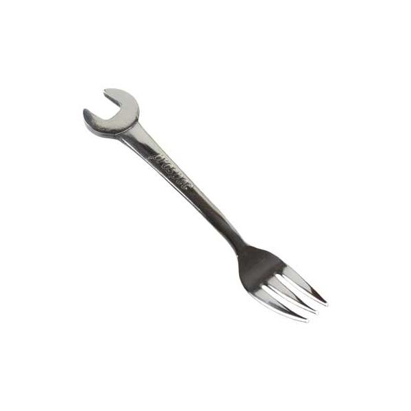 レンチ型のフォークです。ガレージ系オモシロアイテムです♪ミニサイズのフォークの持ち手がレンチ型になっています。ジョークアイテムだと思われがちですが、実は洋食器の加工を専門とする日本企業の製品でMADE IN JAPANです！持ち手部分の湾曲...