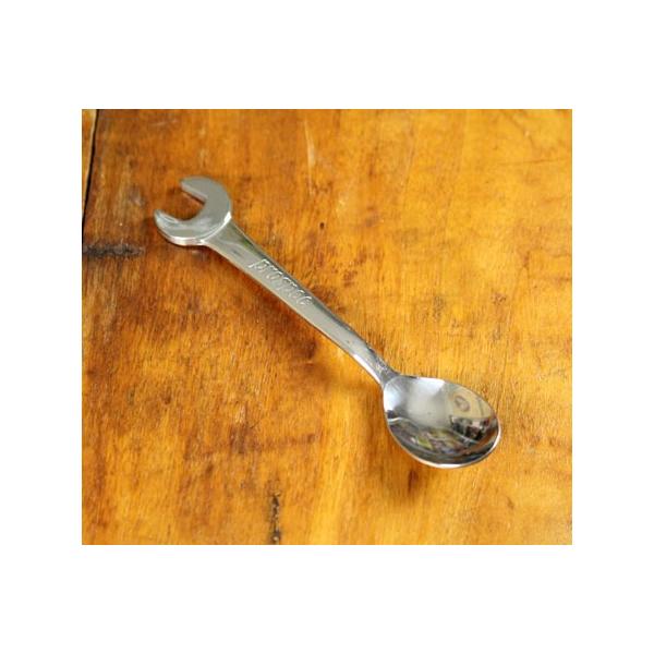 レンチ型のスプーンです。ガレージ系オモシロアイテムです♪ミニサイズのスプーンの持ち手がレンチ型になっています。ジョークアイテムだと思われがちですが、実は洋食器の加工を専門とする日本企業の製品でMADE IN JAPANです！持ち手部分の湾曲...