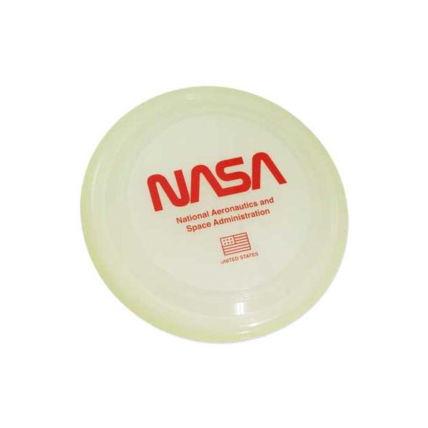 NASAのフリスビーになります。デザインはアメリカの宇宙開発機関、NASA（アメリカ航空宇宙局）。暗闇でボワっと光る蓄光タイプのフリスビーです。闇夜に飛ばせば怪しい飛行物体になる面白いフリスビー！コレこのまま壁に飾っても面白いかもしれません...