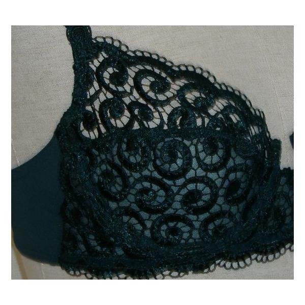 光沢と独特の柄でケミカルレース使い・ワイヤー入り。カップ部分と同様の柄であしらったストラップが上品です。