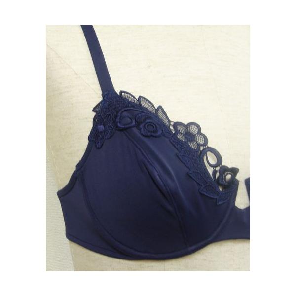 エレガントさが魅力のインポートブラジャー。