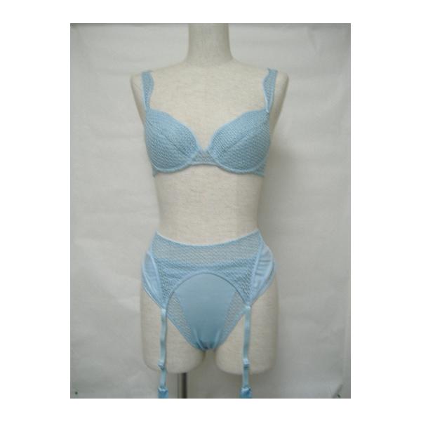 少しおしゃれにガーターベルトはいかがでしょうか。お揃いのブラジャー、ショーツとコーディネートするとさらに素敵です