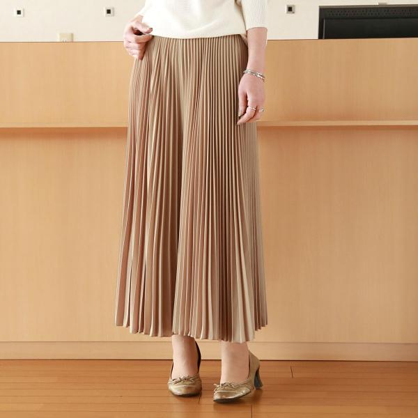 とびっきりの着映えアイテム、アコーディオンプリーツで仕立てたワイドパンツが届きました。流行のボリュームボトムですが、ミドルからヒップトップまでのボリュームを抑える事で、スッキリ着れるシルエットを手に入れた一本は。穿き心地の軽さと相まって、シ...