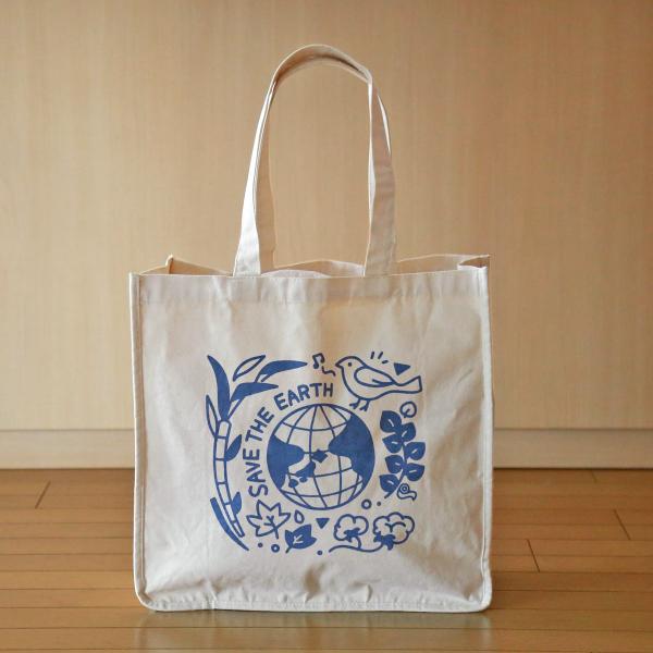 使い捨てる紙袋を減す事で、地球環境への貢献を願ってつくったplanino（プラニノ）オリジナルのトートバッグです。ポイントはたっぷり容量（２Lペットボトル×４本！）のマチ付きボディーと肩にが通るハンドルレングス、そして8ozのしっかりキャン...