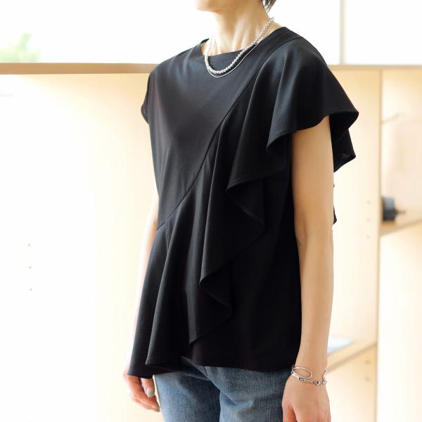 MICA＆DEAL(マイカ＆ディール)から、大人甘なカットソーが届きました。しなやかに揺れるラッフルのフェミニンさと甘さにココロ惹かれる一着は、上品な光沢と滑らかさを併せ持った素材チョイスが大人クオリティーなのも特徴です。【着用スタッフのリ...