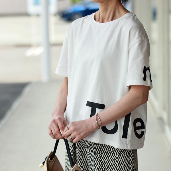 TOLNERA(トルネラ)から、アシメトリーロゴのカットソーが届きました。柔らかコットンジャージで仕立てたゆったりボディーにマニッシュな書体で描いた「TOLNERA」ロ映える一着はシンプルコーデもお洒落見えさせてくれるカットソーです。【着用...