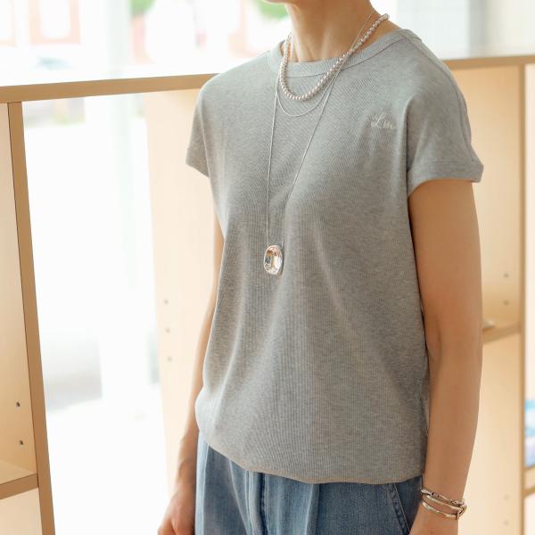 Le MARAIS (ル マレ)の新着は心地良さでも、使い勝手でも喜ばせてくれるカットソートップス。素材はサラリとしながら、肌触り柔らかなテレコジャージ。そんな快適素材を使ったデザインはコンパクト見えなボディーにフレンチスリーブをコーディネ...