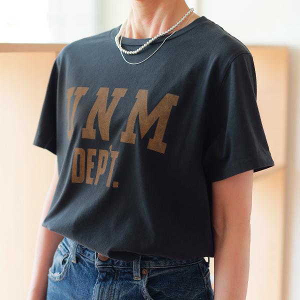 着た瞬間から素肌に馴染む、とびっきり柔らかな風合で定評のTシャツがレターとカラーが新しくなって届きました。フロントレターは「U N M DEPT」。そしてカラーはグリーンとネイビーそしてホワイト。REMI RELIEF (レミレリーフ)なら...
