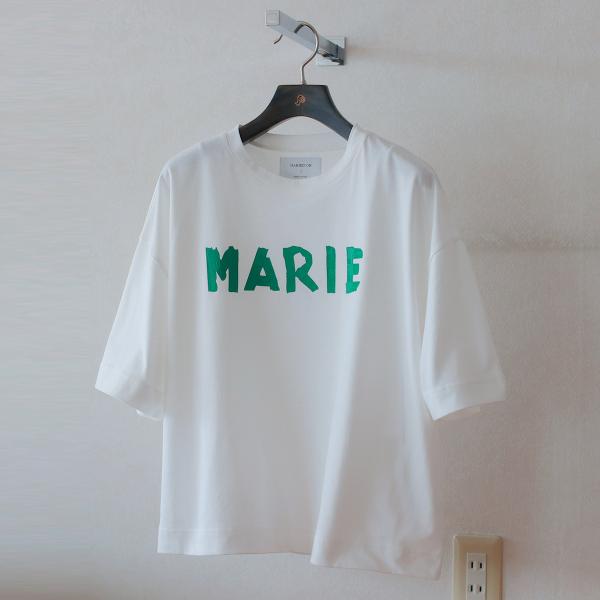 MARIE D'OR(マリードール)から一枚でしっかりお洒落見えさせてくれるTシャツが届きました。ゆったりフォルムのボディーはタックインせずにバランス良く決まるミドルヒップ丈。肘越えレングスのワイドスリーブとハケ目を再現した手書き風プリント...
