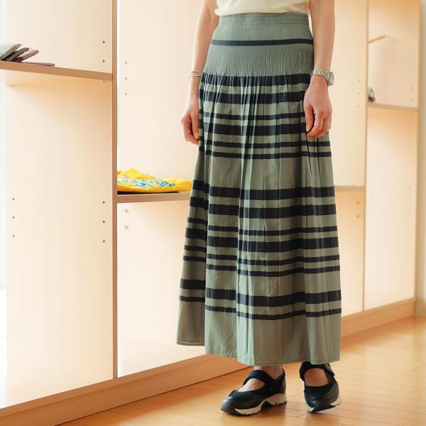とびっきり軽くってストレスフリー、そして嬉しい位にスタイルアップなスカートが届きました。ポイントはウエストからミドルヒップにかけてを細かなエラスティックシャーリングで仕立てたデザイン。不要なモタつきを無くしながら窮屈さを感じさせないのが特徴...