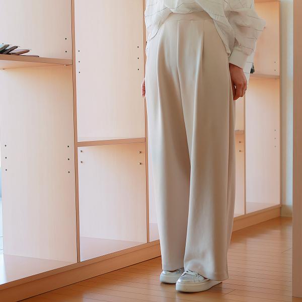 Le MARAIS(ルマレ)からキレイなリラックス感で魅せる大人カジュアルパンツが届きました。ポイントはシルエットと素材のマッチング。フロントにプリーツを畳んだワイドシルエットの一本は素材に適度なハリ感と軽量さを持ったダンボールニットをチョ...