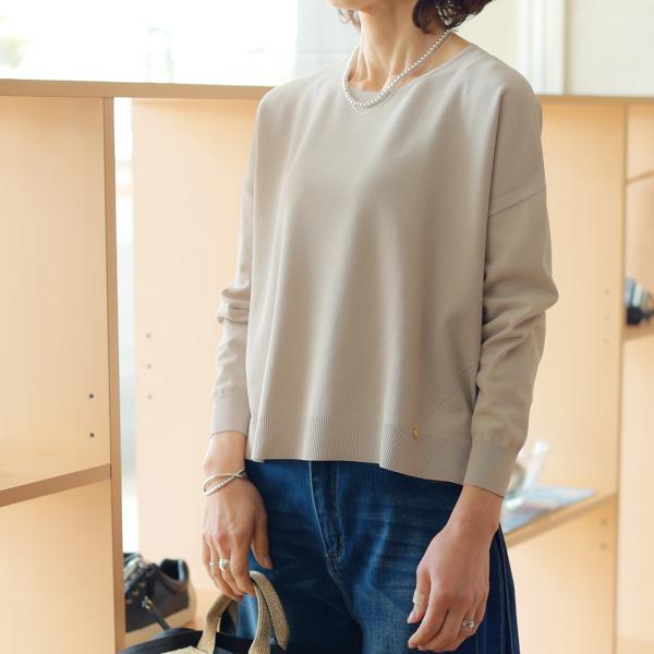 Dignite collier (ディニテ・コリエ)の新着は定評のニット糸で仕立てた、ユル華奢見せなニットトップス。デザインはキレイに開けたラウンドネックと前後差持たせたゆったりボディー、そして肘下をほっそりテーパーさせたスリーブがポイント...