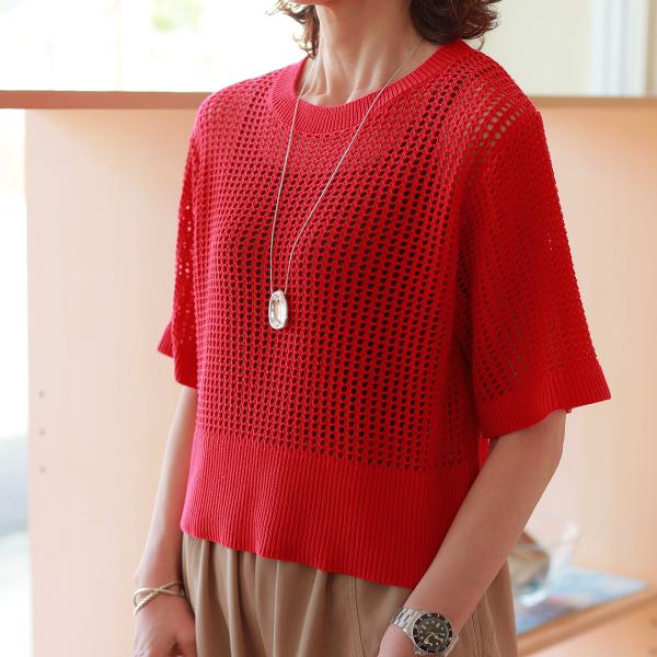 Dignite collier(ディニテ・コリエ)からボリュームボトムをお洒落見えさせてくれるコンパクト見えなニットが届きました。サックリ肌触りも軽いメッシュニットで仕立てた一着はゆったり着れながらボリューム感を抑えたシルエットとウエスト丈...