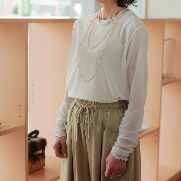 Priority(プライオリティ)から使えて魅せるシアートップスが届きました。デザインポイントはクシュっと袖口にドレープ溜まるスリーブとメロウ仕上げのヘム。子供っぽさの無い上品な甘さが魅力です。また、脇と袖下のシームもメロウミシンを使ってい...