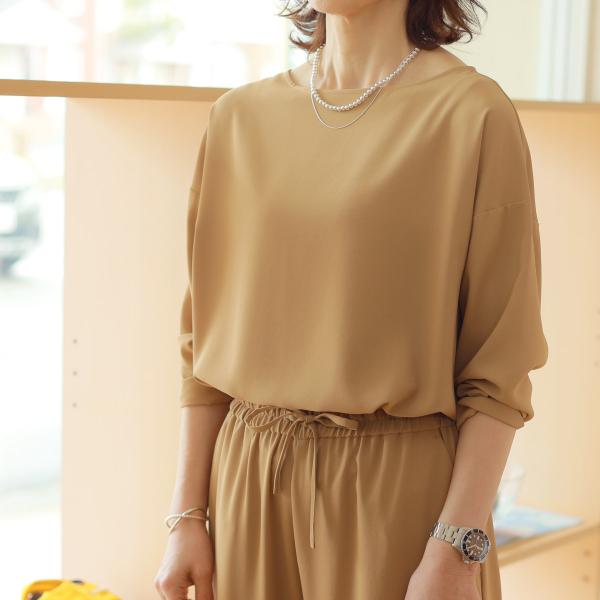 Dignite collier(ディニテ・コリエ)の新着は、サラッとした肌触りとしなやかな伸縮性、そして手軽なイージーケアを併せ持った定評のストレッチシフォン素材で仕立てたブラウストップス。前後差持たせたボディーレングスや、バックスリットと...