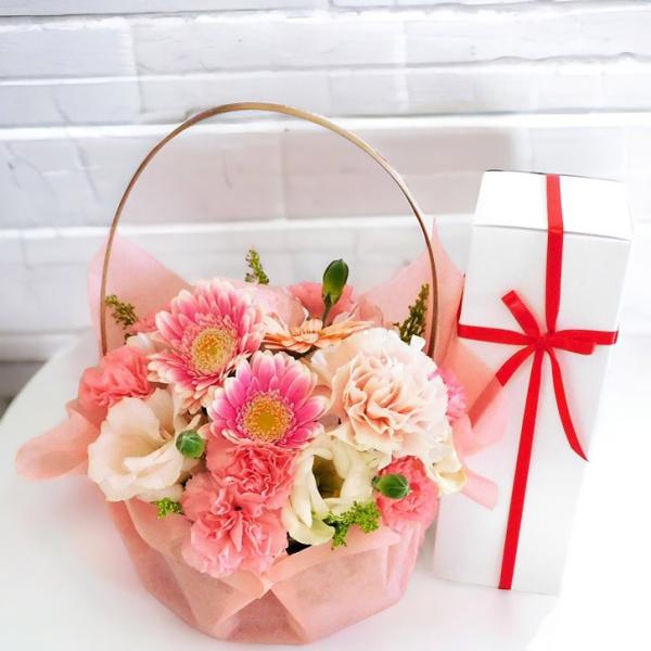 【発売日：2027年05月07日】生花/サイズ直径20cm高さ約20cm（持ち手部分高さ約28cm）※花持ちの良いカーネーション・トルコキキョウ・ガーベラをメインに使用 /その他葉物は入荷により品種が異なります※※バスケット部分が入荷により...