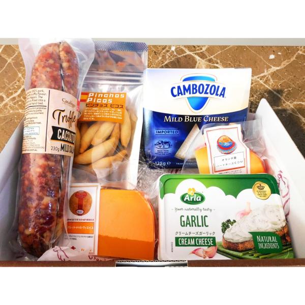 ※クール便に発送いたします。 ビールやワインのおつまみにおすすめです。 ※色々な味を少しづつ楽しめる約3~6人分が目安です。 箱サイズW265×H55×D160mm 内容はナチュラルチーズ4種とトリュフサラミ、クラッカー・ピコス 内容量 ・...