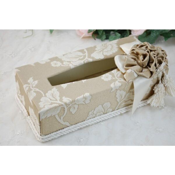サイズ：外寸W２６　D１３　H７ゴールドのサテンで彩られたローズ型のモチーフがエレガントさを引き立てています。房や縁取りがついて豪華に仕上がっています。★[loom ベージュアメリカブランド ジェニファーテイラー ティッシュボックス]