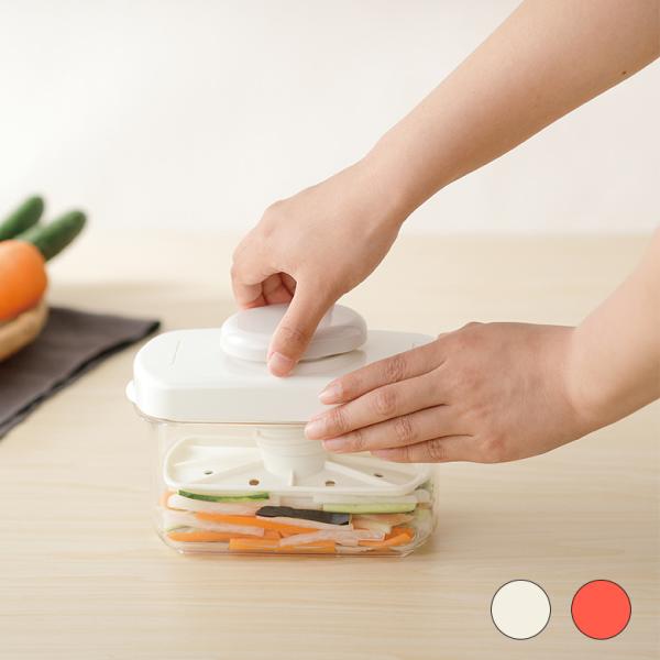 【商品説明】●簡単に浅漬けができる浅漬けメーカー。●コンパクトサイズで冷蔵庫でも場所をとらずに保存出来ます。●野菜を入れてハンドルを回すだけで、押し漬けができます。●少量の野菜で手軽に浅漬けが楽しめます。●ドアポケットにも収まるコンパクトサ...