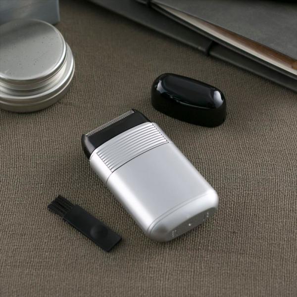 【商品説明】二つの刃が、お互い逆に動くことでヒゲを残さずカットし振動も少なくスムーズな剃り味。水洗いもできて清潔です。(ハンドソープも可)内刃などの毛くずや汚れ落としのためのブラシ付き。【商品詳細】材質本体:ABS樹脂、内刃:ステンレス、外...