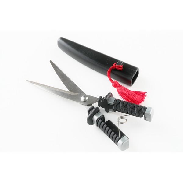 刃体の反りや刃紋までリアルに再現しております。ペンケースや化粧ポーチにもスッポリ入るので、外出先のちょっとした時にすぐに取り出せて切る事ができます。<br>関の刃物職人が1本1本丁寧に刃付けをしているため、切れ味が鋭くなっており...