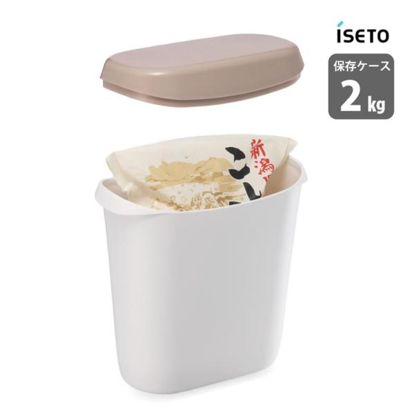 【商品説明】野菜室にもスッキリ収納【特長】●2キロパックのお米、袋のまま保存できます。●メモリ付き計量カップ付属。●野菜室にスッキリ収納●運びやすい取っ手付き●パスタや小麦粉、パン粉など、食品の保存にも最適です。【サイズ】●(約)W113×...