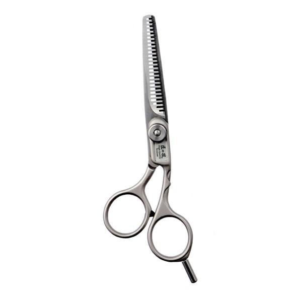 ■匠の技シリーズ伝統の技に培われた、本物の切れ味。刃は厳選したステンレス刃物鋼を使用し、高硬度焼入れと二度刃付け技術により、耐久性と鋭利性に優れた本物思考のシリーズ。熟練の職人による最終仕上げの研磨と調整によって、優れた切れ味が持続します。...