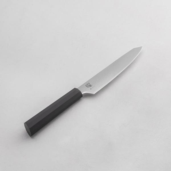 毎日の生活を楽しく、明るく照らすものにしたいという思いを込めて、光り輝く意味から名付けられた包丁「曜」です。「たくみ」は、特別な日のおもてなし料理作りにふさわしいプロ仕様の包丁です。●肉、魚捌きに最適な長めの刃渡りと鋭利な剣先形状●芸術品の...