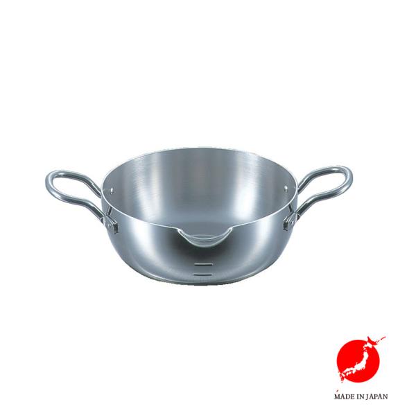 ●ステンレスの間にアルミを挟んだ全面3層構造。●熱効率、熱伝導性に優れているので、熱ムラが少なくスピーディに美味しく調理ができます。●油量が一目でわかる目盛付（200g、500g、800g）ステンレス製なので、油の汚れもわかりやすく、お手入...