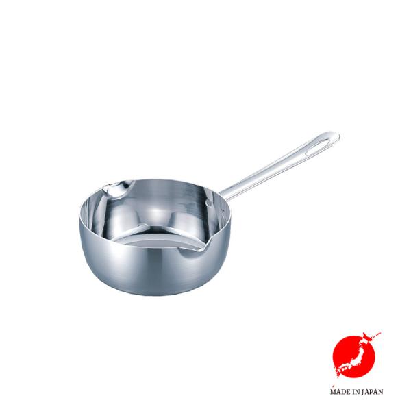 ●ステンレスの間にアルミを挟んだ全面3層構造。●熱効率、熱伝導性に優れているので、熱ムラが少なくスピーディに美味しく調理ができます。●IHやハロゲン、ラジエントなどの電気調理器に合わせて作られた鍋であり、熱による鍋の変形を防ぎます。（ガス火...