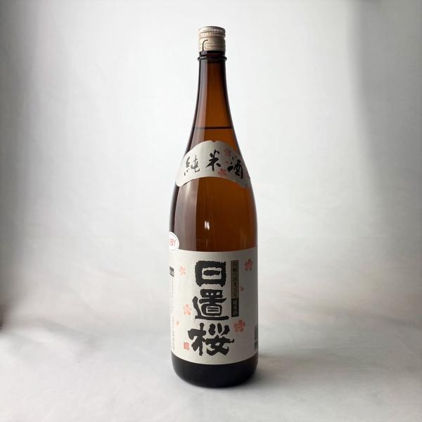 日置桜 純米酒 1800ml 瓶原材料：米（国産）、米麹（国産）精米歩合：70％度数：15度以上16度未満製造者：有限会社山根酒造場完全発酵酒醪により日本酒度は+10以上と一般的には大辛口と言われる数値ですが、安心感のある米の甘みも有します...