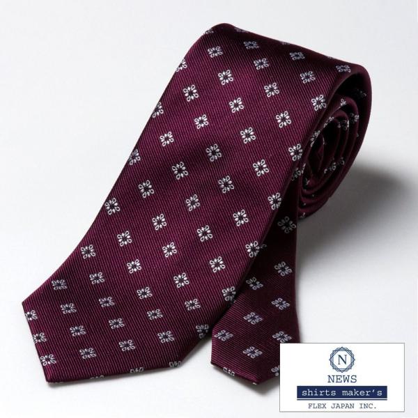 品質は上質なシルク100％を使用し、高級感ある仕上がりで滑らかな締め心地とボリューム感が魅力です。色と柄は当店スタッフが様々なお客様のご意見をお聞きし、厳選したオリジナルのものとなります。ワインレッドを基調にした合わせやすい色目ですので、毎...