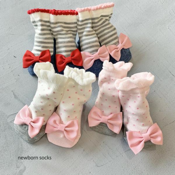 新生児の小さな足元を優しく包み込む逸品です。日本の職人技による繊細な作りと、肌触りの良い素材が赤ちゃんの敏感な肌を考慮しています。愛らしいグログランリボンが特徴で、どんな服装にもマッチし、お出かけの際にも注目を集めること間違いなし。出産祝い...