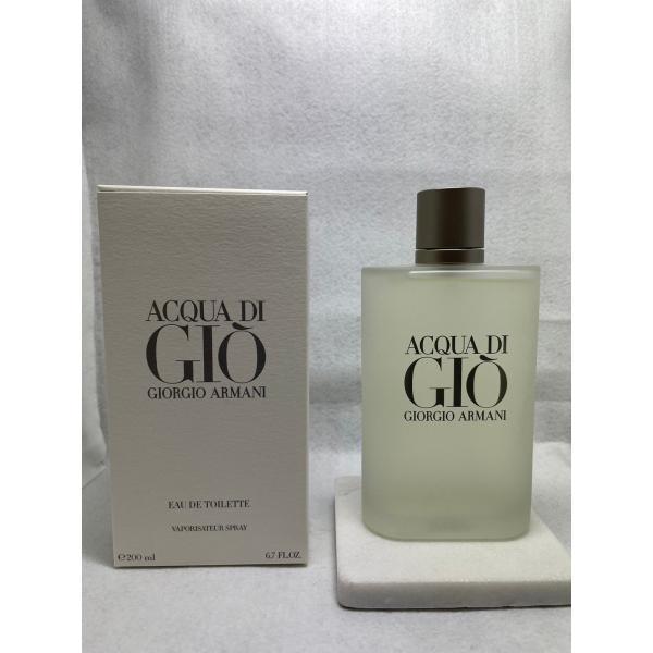 「ジョルジオ アルマーニ アクアディジオ プールオム オードトワレ」は、男性用のフレグランスでありながら、透明感と爽やかさを持ちながらも洗練された魅力を備えています。柑橘系のトップノートが清涼感を与え、海の香りとウッディノートが深みを加えま...