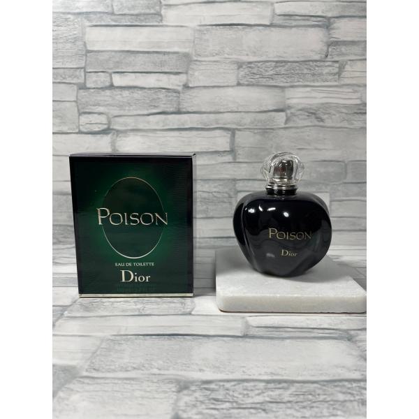 「クリスチャンディオール プワゾン」は、強烈で魅惑的な女性のための香りです。バニラやアンバーの暖かみと、ジャスミンやティアレフラワーの芳醇なフローラルノートが織り成す深みのある香りは、センシュアルで官能的な魅力を放ちます。神秘的でエレガント...