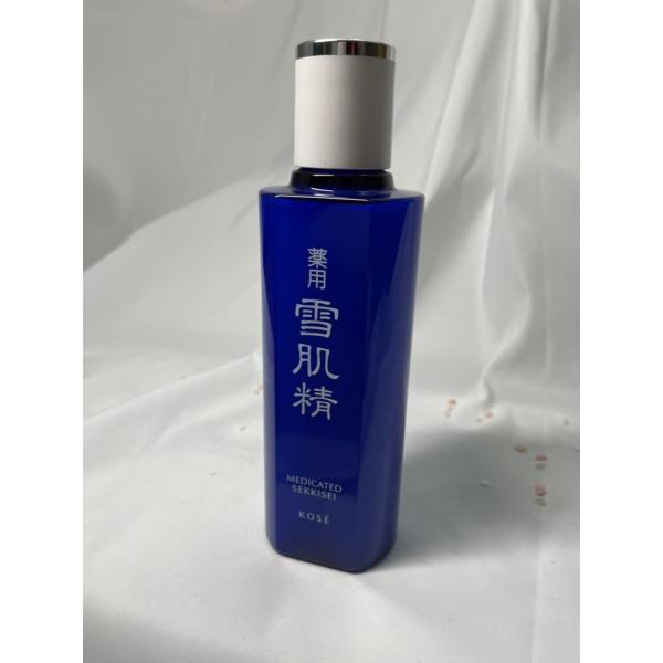 【送料無料】雪肌精　化粧水　200ml 【箱無し特価】※箱無しでの販売です。ご了承の上ご購入ください。※営業日13時までのご注文で当日発送。※金曜日の13時以降及び土日祝日の購入の場合は次の営業日の発送です。※営業日：月・火・水・木・金（祝...