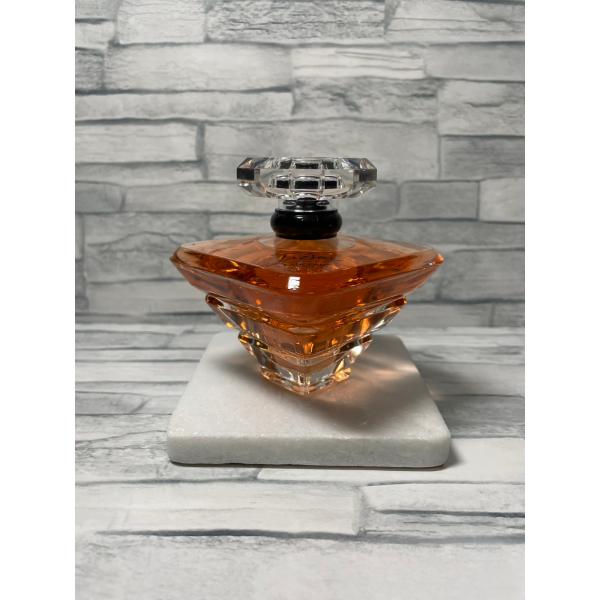 ランコムのトレゾアは、贅沢で華やかなフローラルオリエンタルの香りです。トップノートではバラやライラックの花々の鮮やかな香りが広がり、ハートノートではジャスミンやオーキッドのエレガントな香りが心地良く調和します。ベースノートではバニラやアンバ...