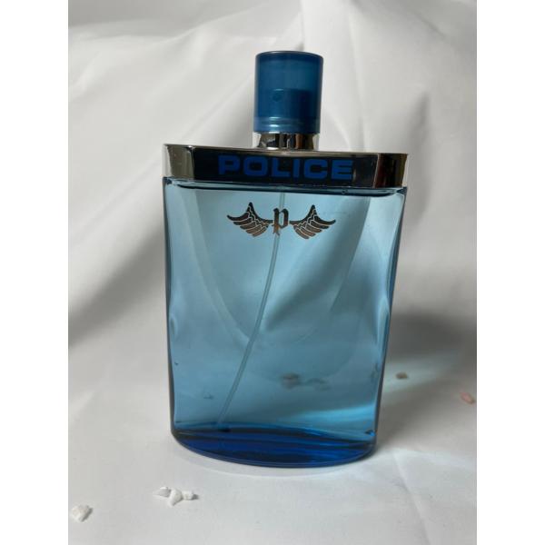 「ポリス リバティ オーデトワレ」は、自由と活力を象徴する香りです。爽やかなシトラスノートとアロマティックなスパイスが絶妙に調和し、男性らしい魅力を引き立てます。モダンで洗練された香りは、自信と自由を感じさせる一本です。 ※新品、未使用品を...