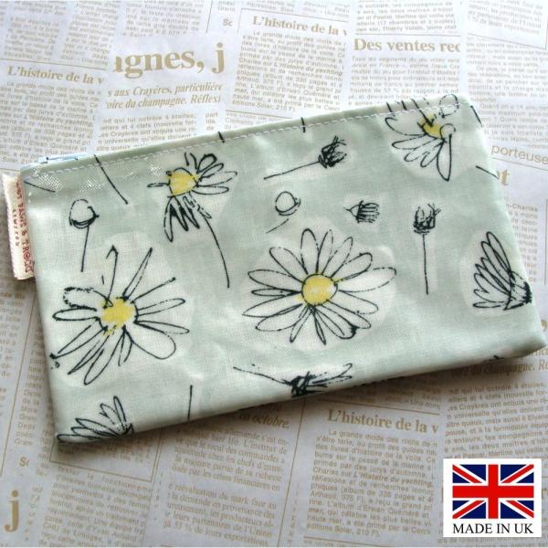 「Hot Paws ＆ Trogg」イギリスから直輸入キッチン・ホームウェア、ペットのテリアをデザインした家庭的なほっこりする小物やバッグなどオリジナルデザイン 他では手に入らない希少なお品をご紹介♪◆Flat Purse（小物入れ）化粧ポ...