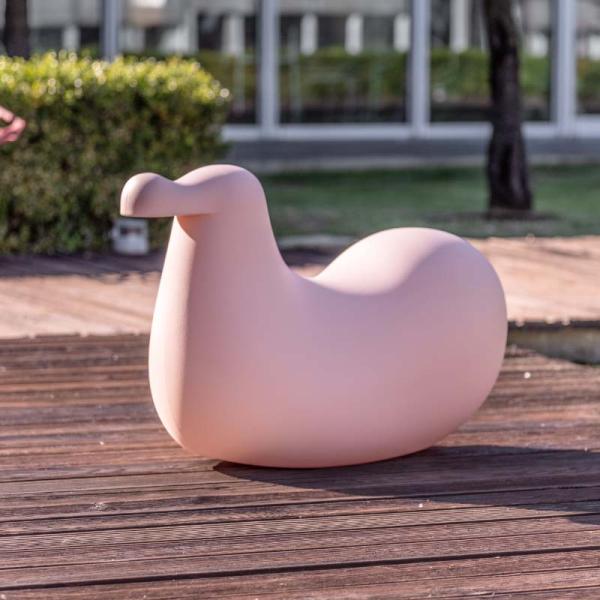 鳥をモチーフにした、丸みのあるフォルムとポップなカラーが印象的な、ロッキングチェア。子供だけでなく、大人も思わず座ってみたくなるデザインです。 ポリエチレン製で、屋外でも使用可能。キッズ向け玩具としてはもちろん、お庭やバルコニーのオブジェに...