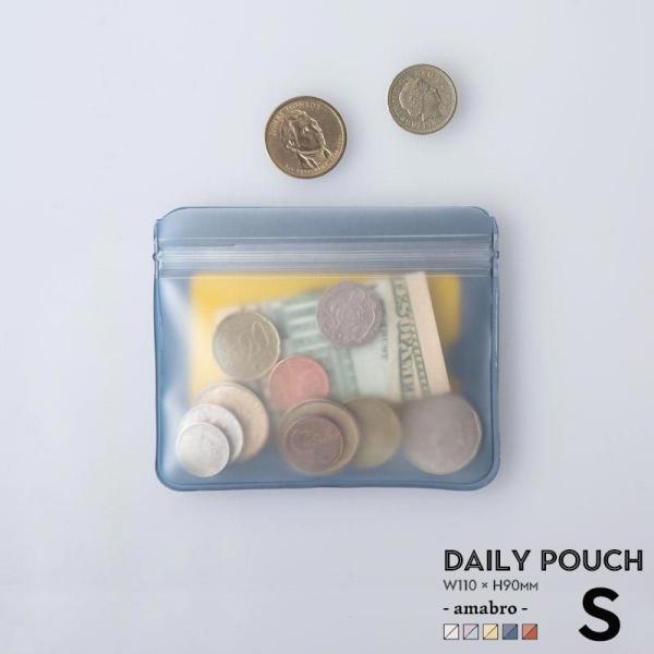 TPUとは焼却時にダイオキシンが発生するPVCの代替品として開発され、無毒性でリサイクル可能なエコフレンドリーな素材です。半透明なので中身が確認でき、チャックを締めれば防水ポーチとしてもお使いいただけます。Sサイズはコインやカード類入れとし...