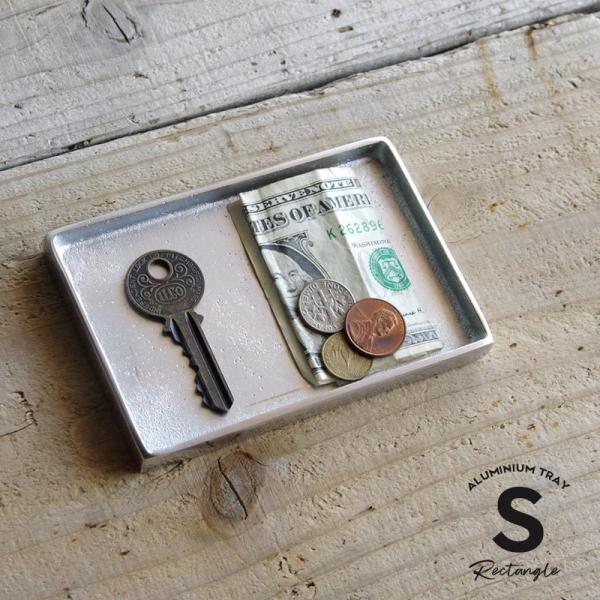 多目的に使用できる、シンプルなアルミニウムトレイ。トレイの物を置く面は多少のキズやざらつきが見え、対照的に外側はぴかっと光沢があるので、質感のコントラストをお楽しみ頂けます。細々したものをさっとまとめておけるので、玄関や洗面所など、いろいろ...