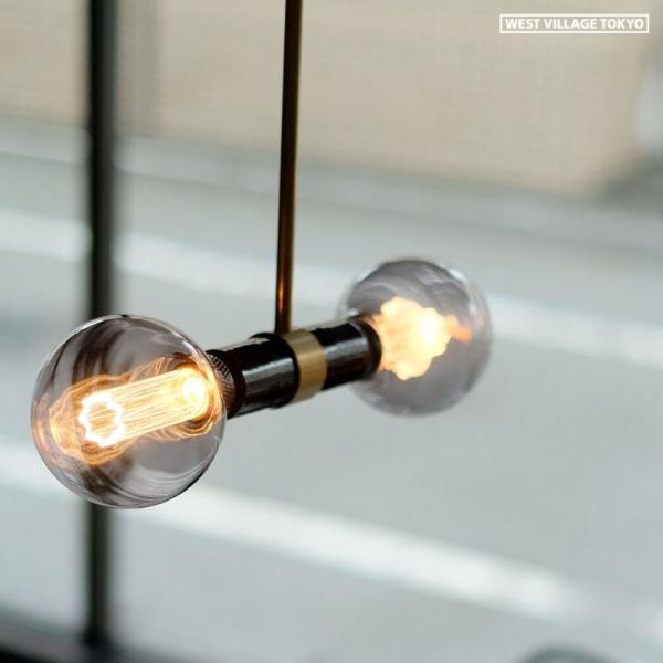 陶器製のダブルソケットに真鍮のパーツをあわせ、シンメトリーに取り付けた電球がデザインの一部として楽しめるランプ。組み合わせる電球のデザインにより、表情ががらりと変わります。(電球別売)引っ掛けシーリング用です。■ブランド　WEST VILL...