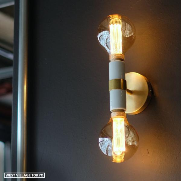 陶器製のダブルソケットに真鍮のパーツをあわせ、シンメトリーに取り付けた電球がデザインの一部として楽しめるランプ。組み合わせる電球のデザインにより、表情ががらりと変わります。(電球別売)設置する場所に合わせて、縦横どちらの向きもお取り付けが可...